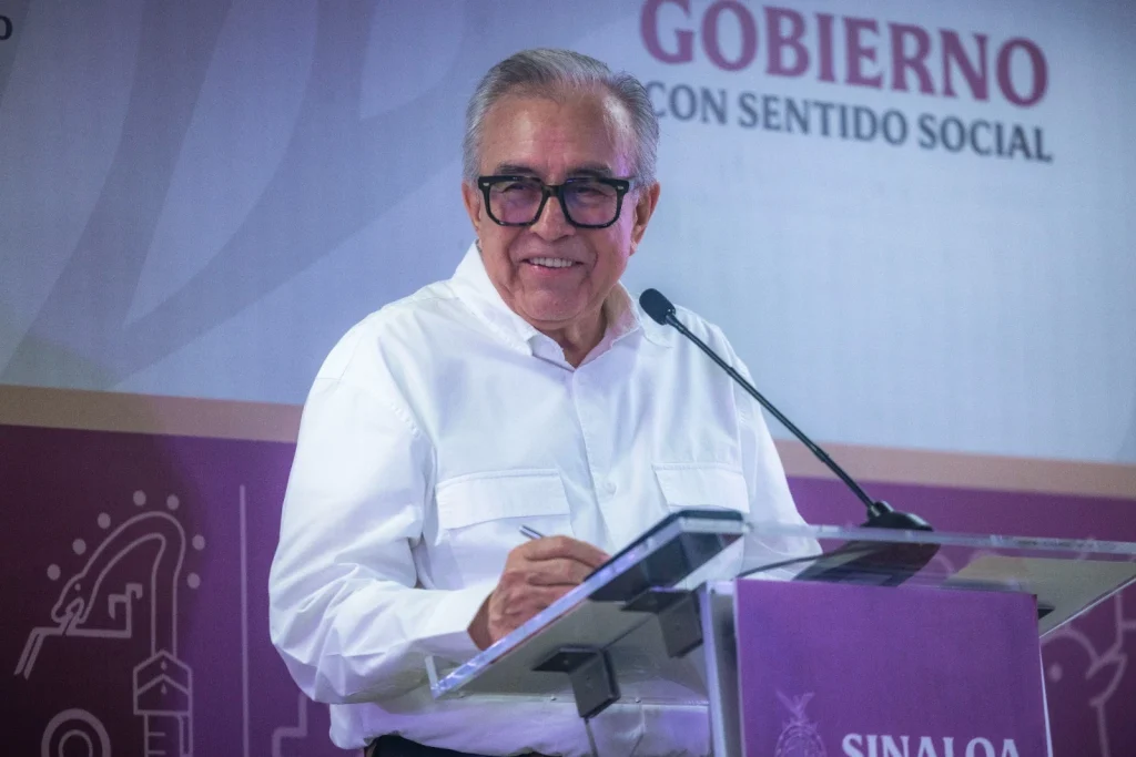 Entrega gobernador nuevo edificio en el COBAES en Mazatlán